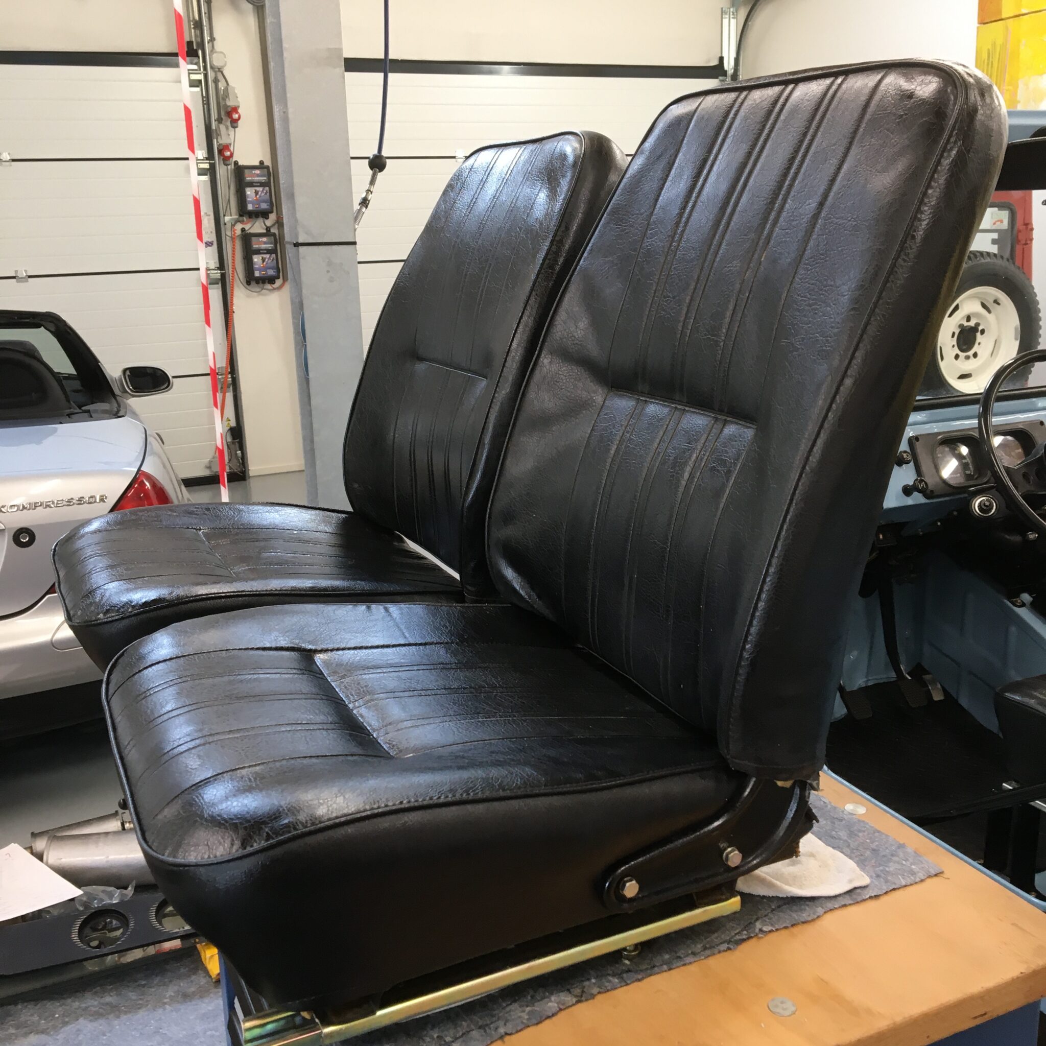Seats/chairs refurbised front and rear and new ones Archives - Suzuki Lj80