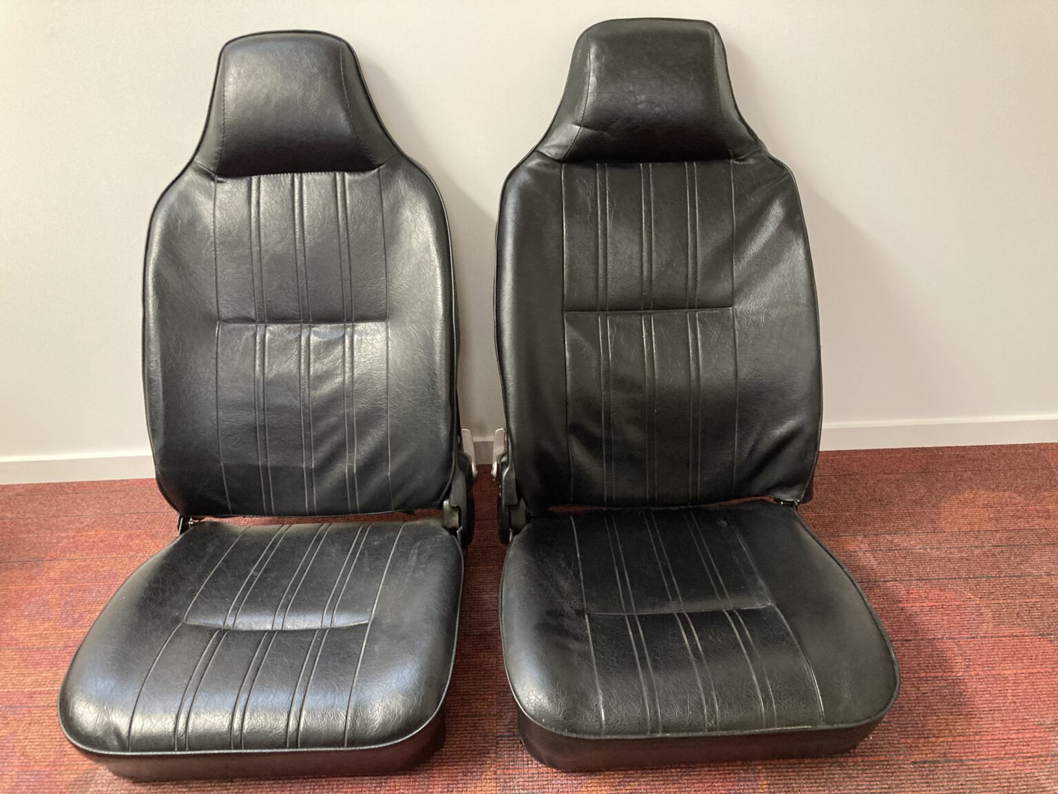Suzuki LJ 80 / LJ 20-50 pair of very nice original seats driver and ...